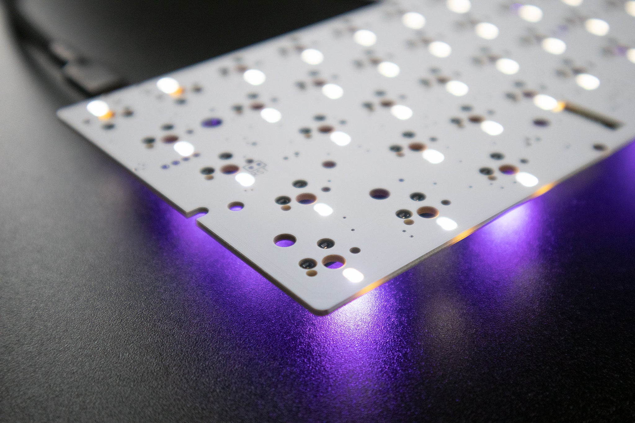 BT65 - 65% Wireless Hotswap Tray Mount PCB with RGB underglow and whit ...